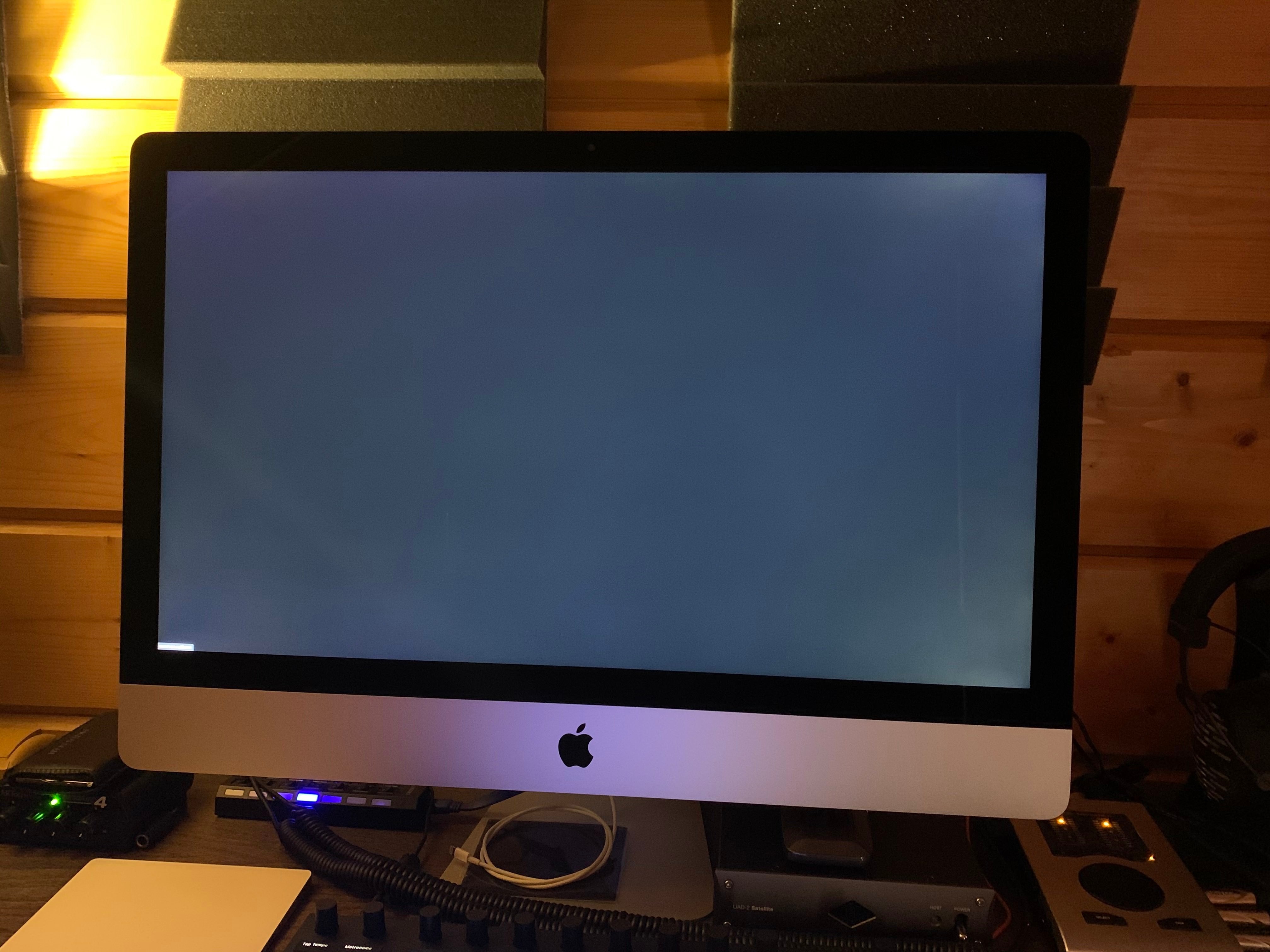 Imac 27 2019 white lights in the corners - Apple Community