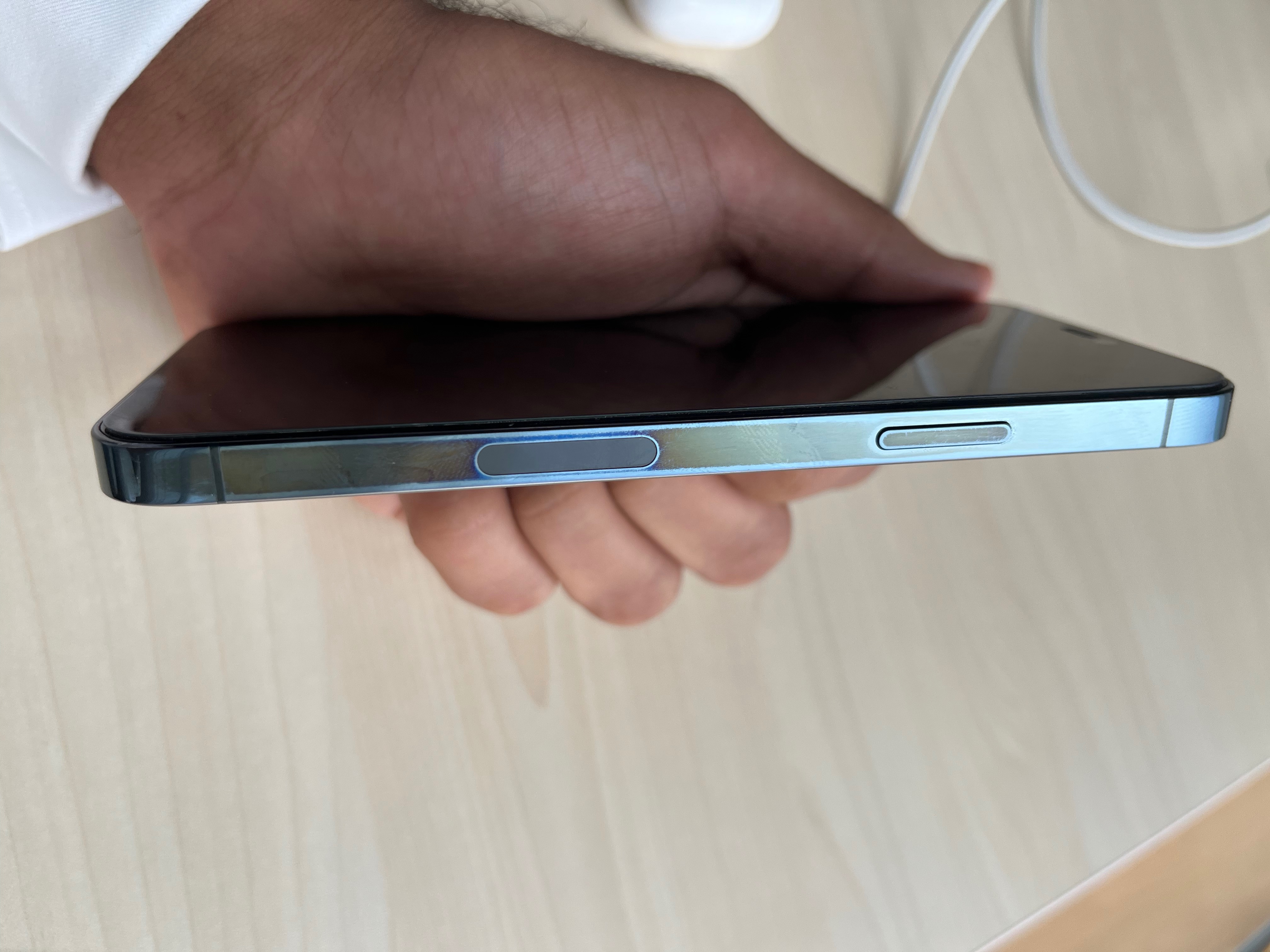 Fading of iPhone 12 pro sides - Apple Community